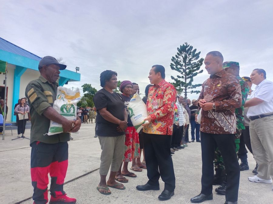 Penyaluran Bantuan Pangan Cadangan Beras Pemerintah Provinsi Papua Pegunungan : Satu Keluarga 10 ...